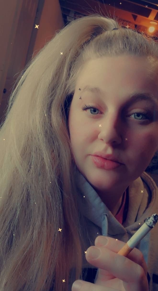 Smoke break😘💨 | Scrolller