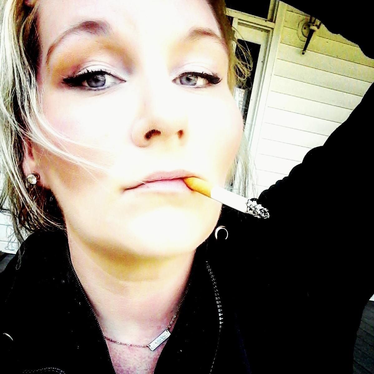 Smoke break | Scrolller