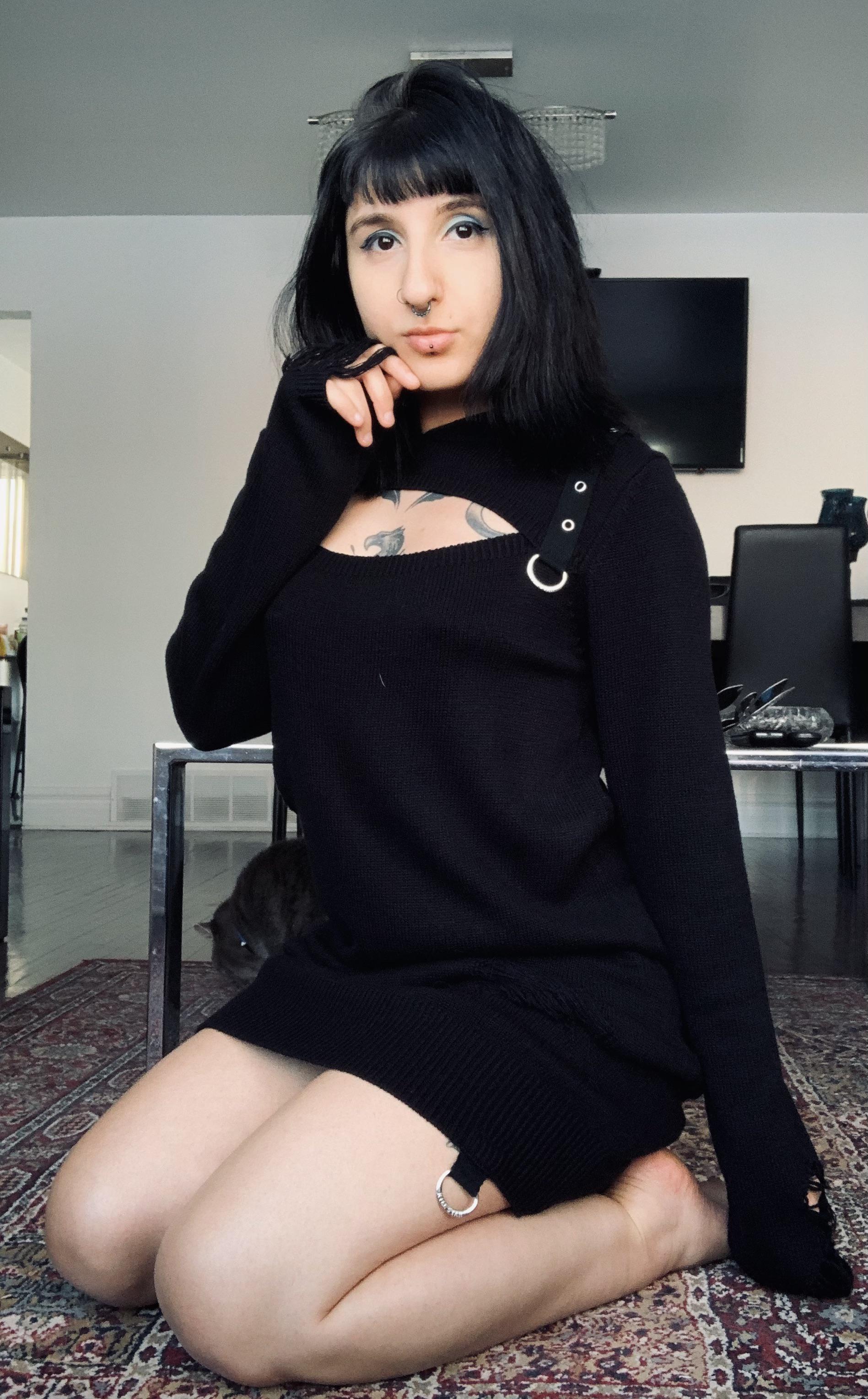 Smol goth girlfriend? | Scrolller