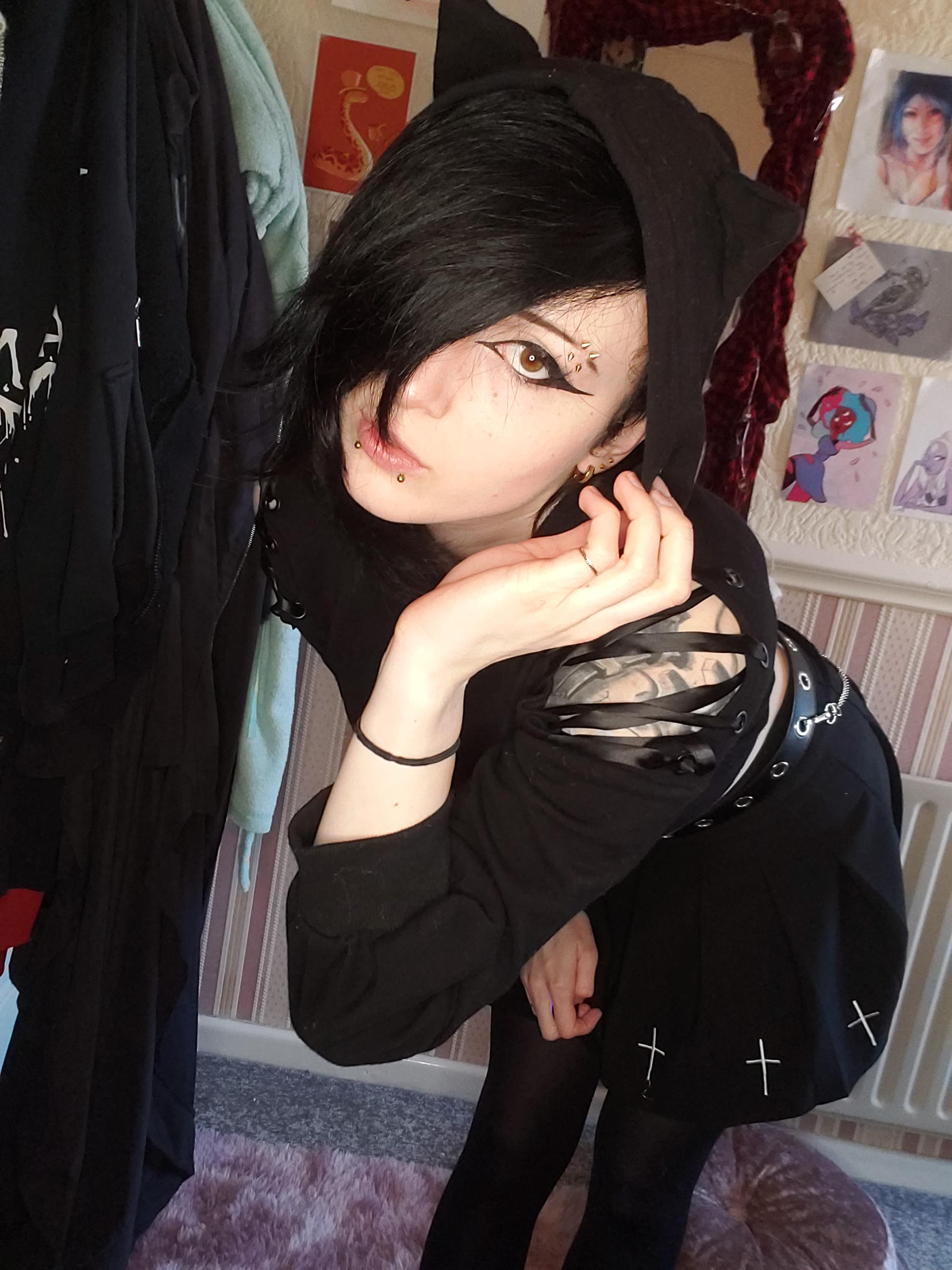 Smoll goth kitten | Scrolller