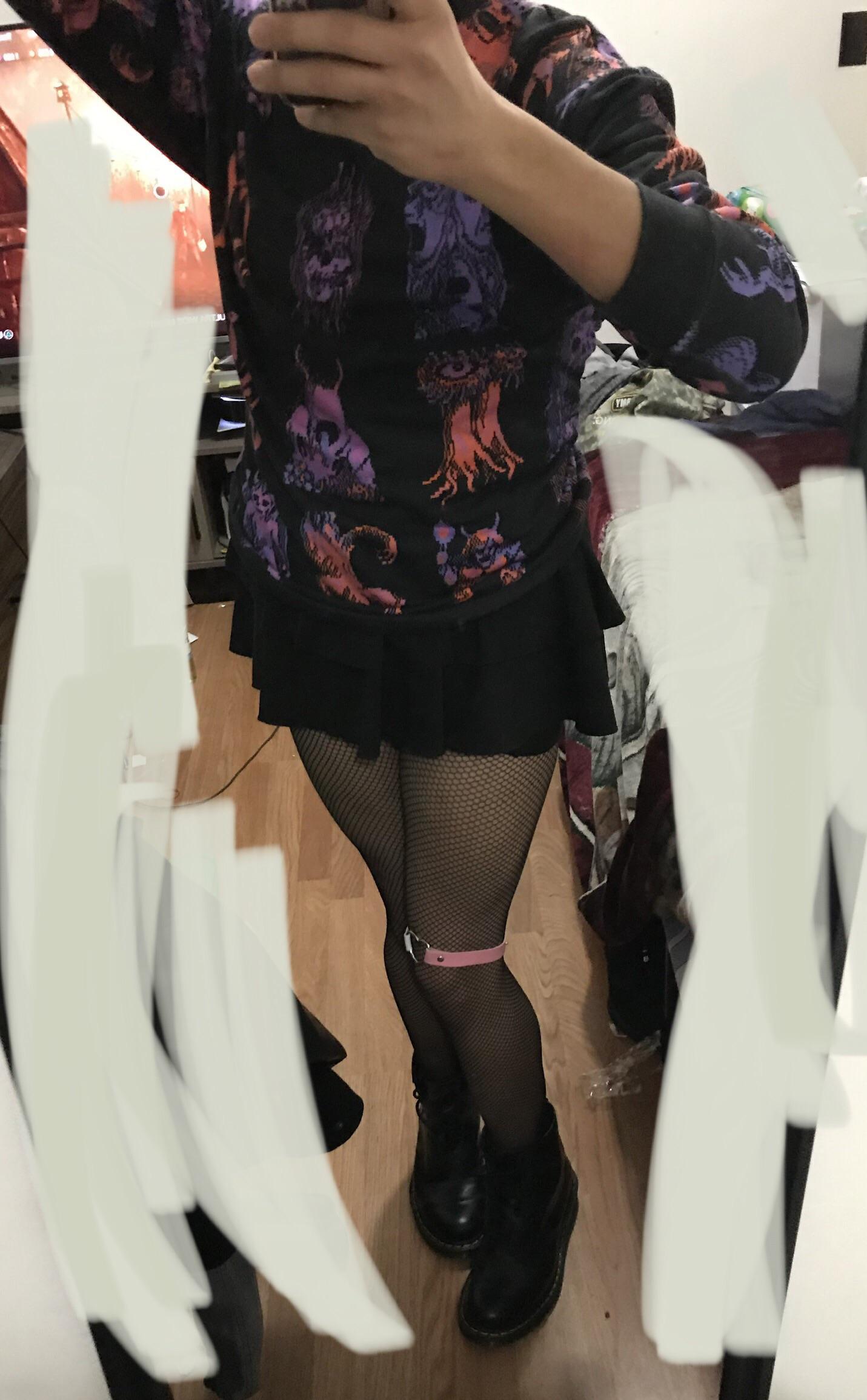 Smoll tiddie goth gf ready to step on any horny that cums her way | Scrolller