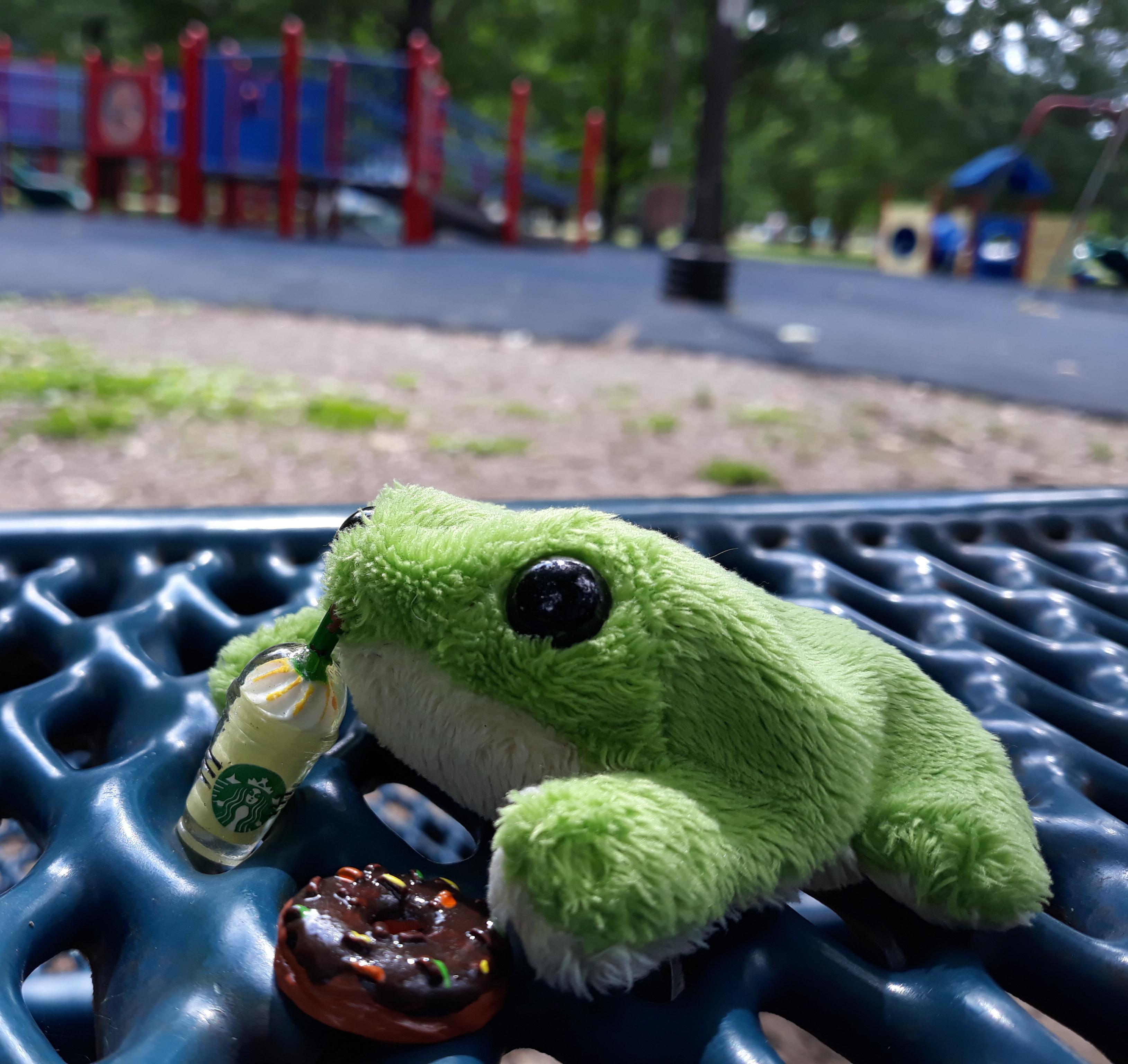 Snacktime at the park | Scrolller