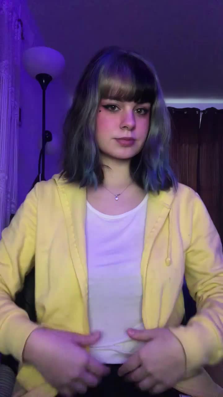 Sneaky reveal (my friend was next to me🤭) 💕 | Scrolller