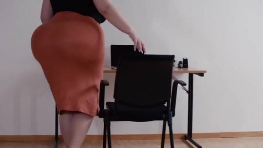 So big, she might just be stuck... | Scrolller