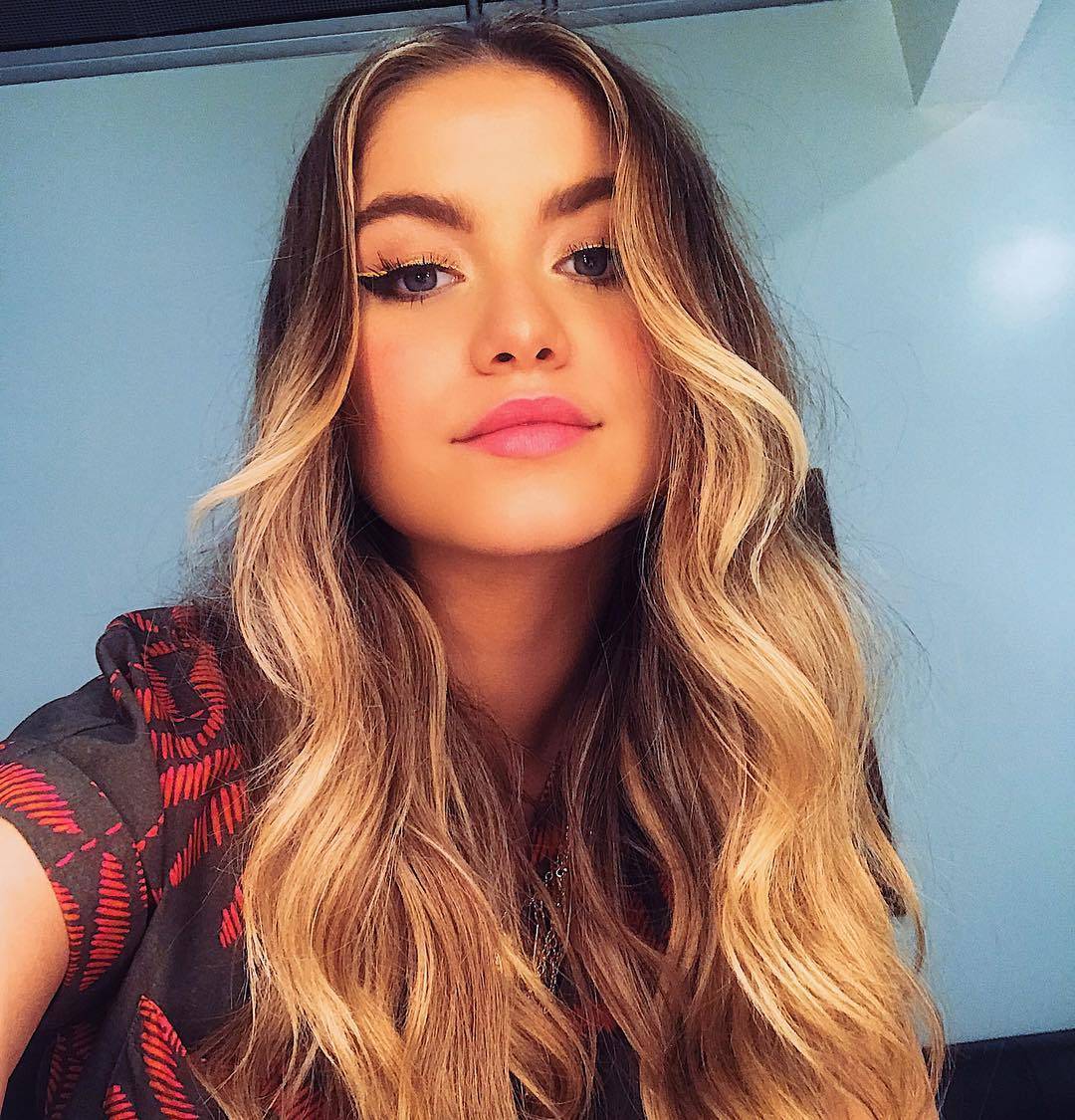 Sofia Reyes | Scrolller