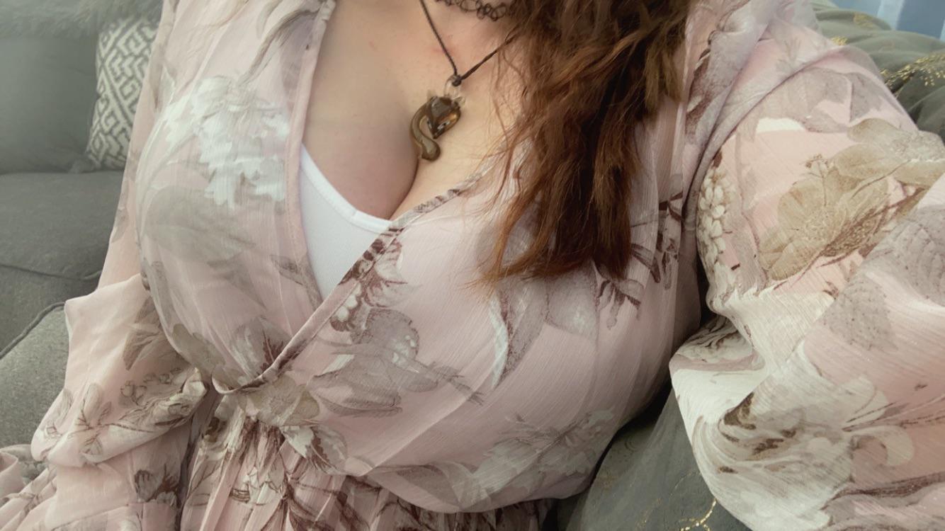 Some cleavage for your day | Scrolller