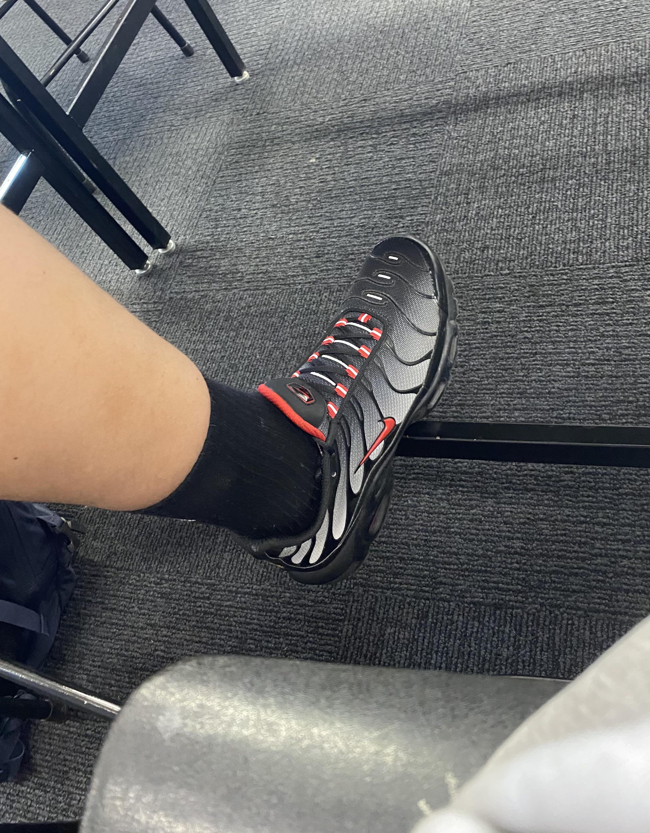 some cunt sitting next to me should i roll him | Scrolller