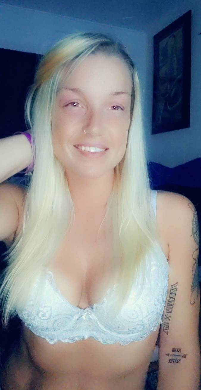 Someone come play with meeeee 💦💦💦💦💦 | Scrolller