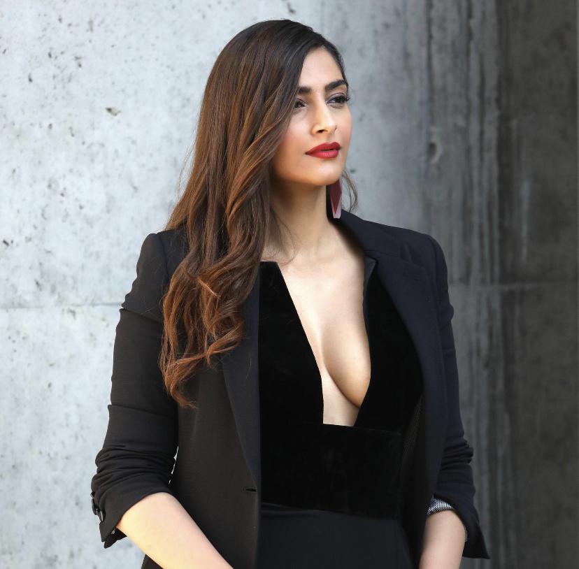 Sonam Kapoor presenting her tit | Scrolller