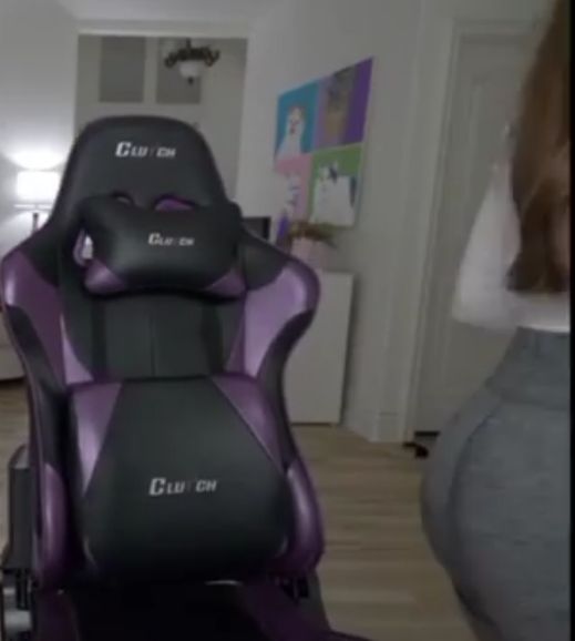 Roni's cute little butt 🍑 | Scrolller