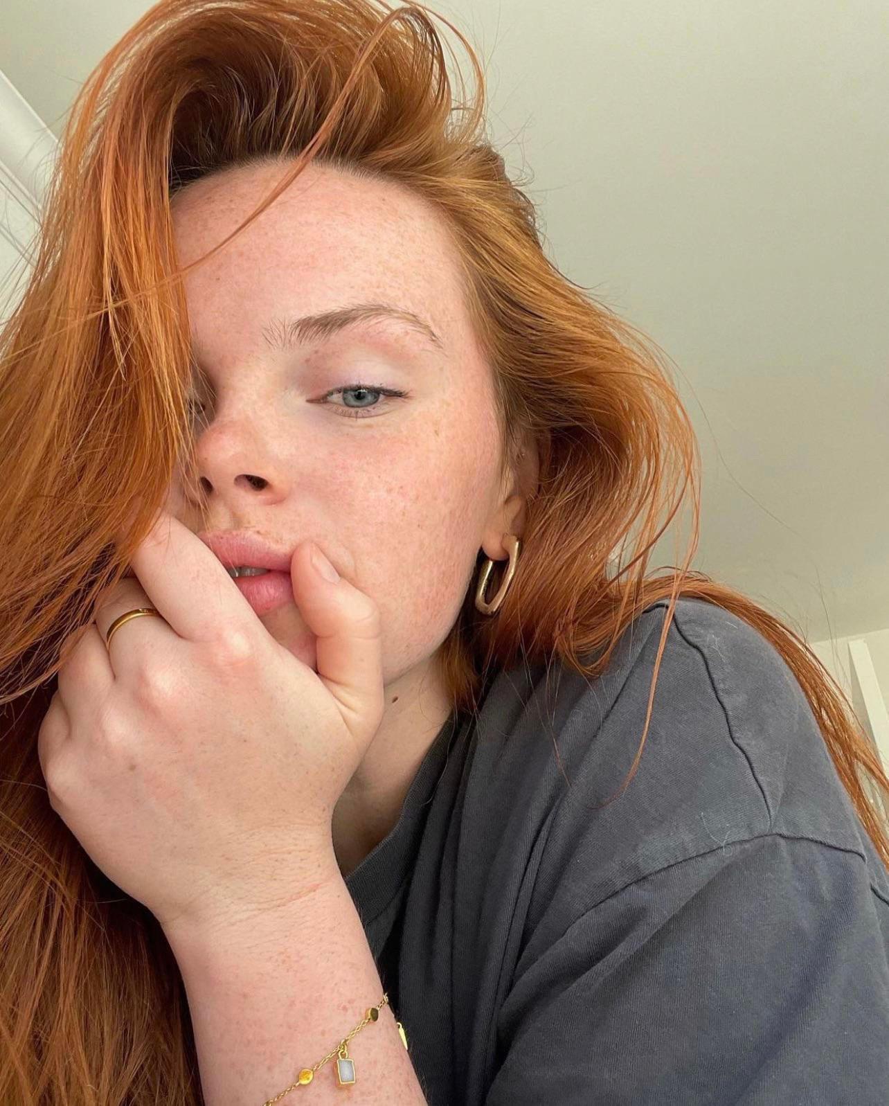 Staring down at you | Scrolller