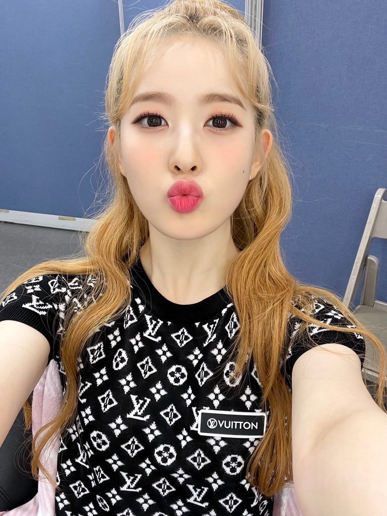 STAYC - Sieun | Scrolller