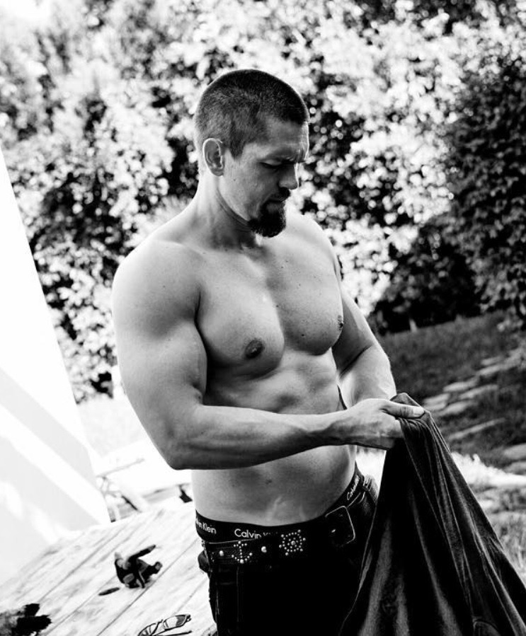 Steve Howey | Scrolller