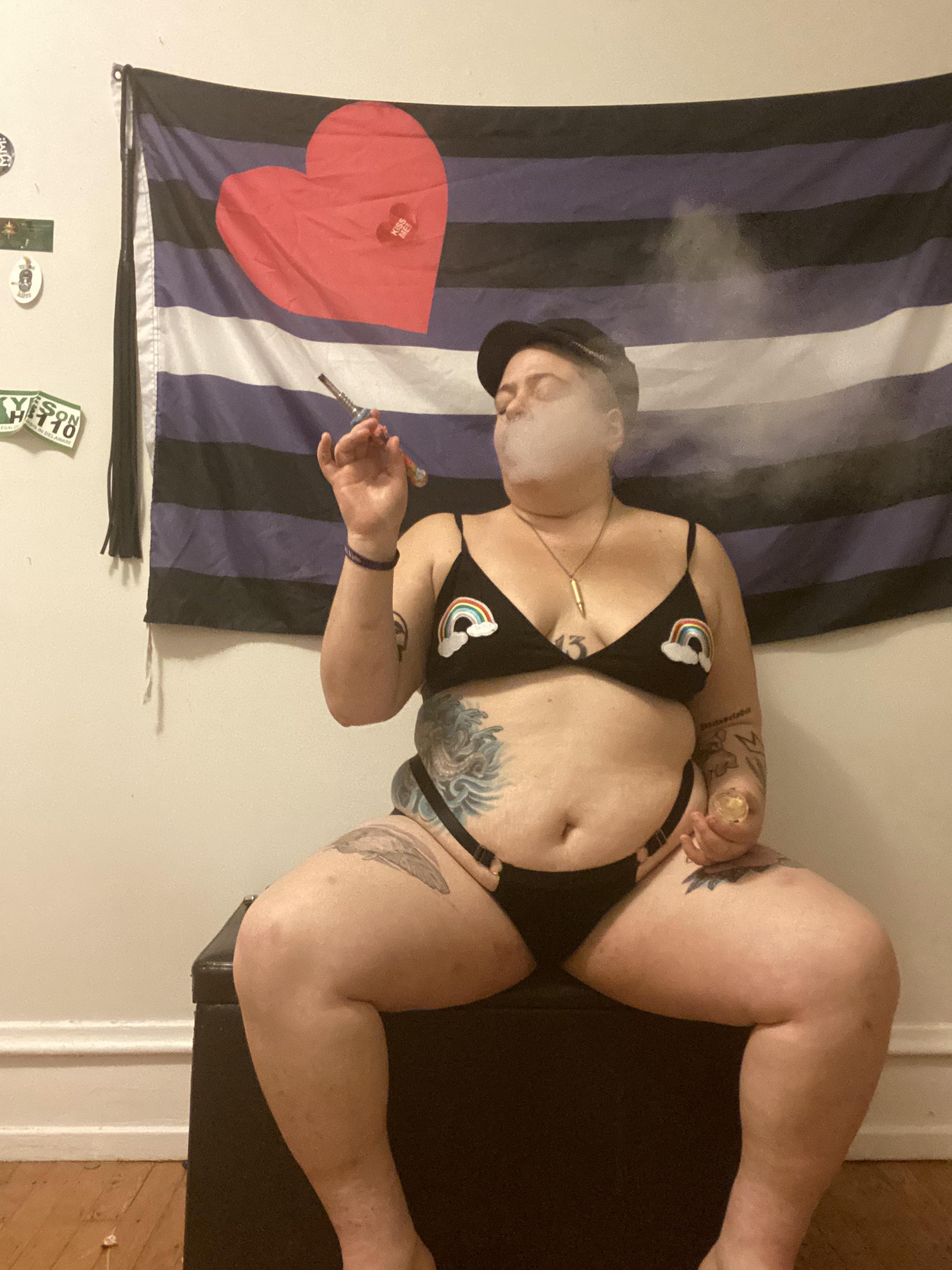 Stoner babe | Scrolller