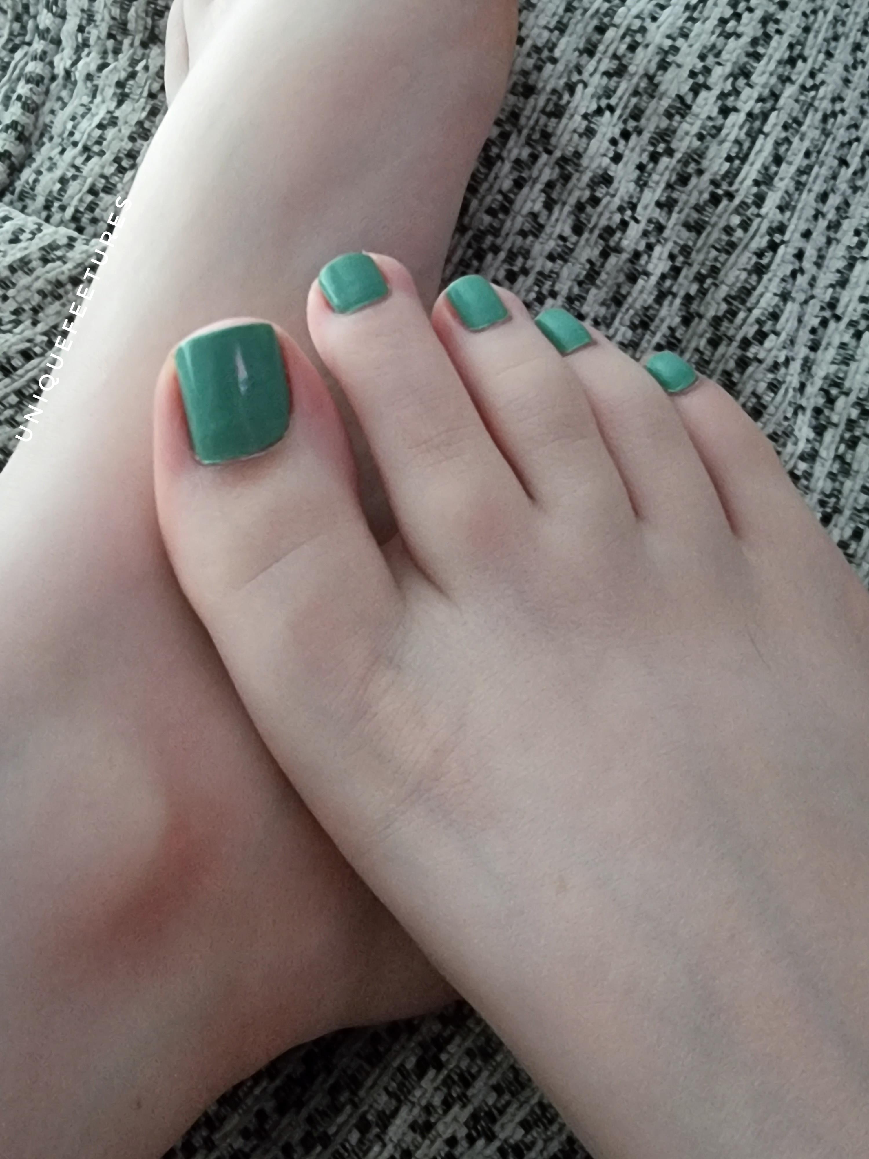 Stop stairing and kiss them already 🙈 | Scrolller