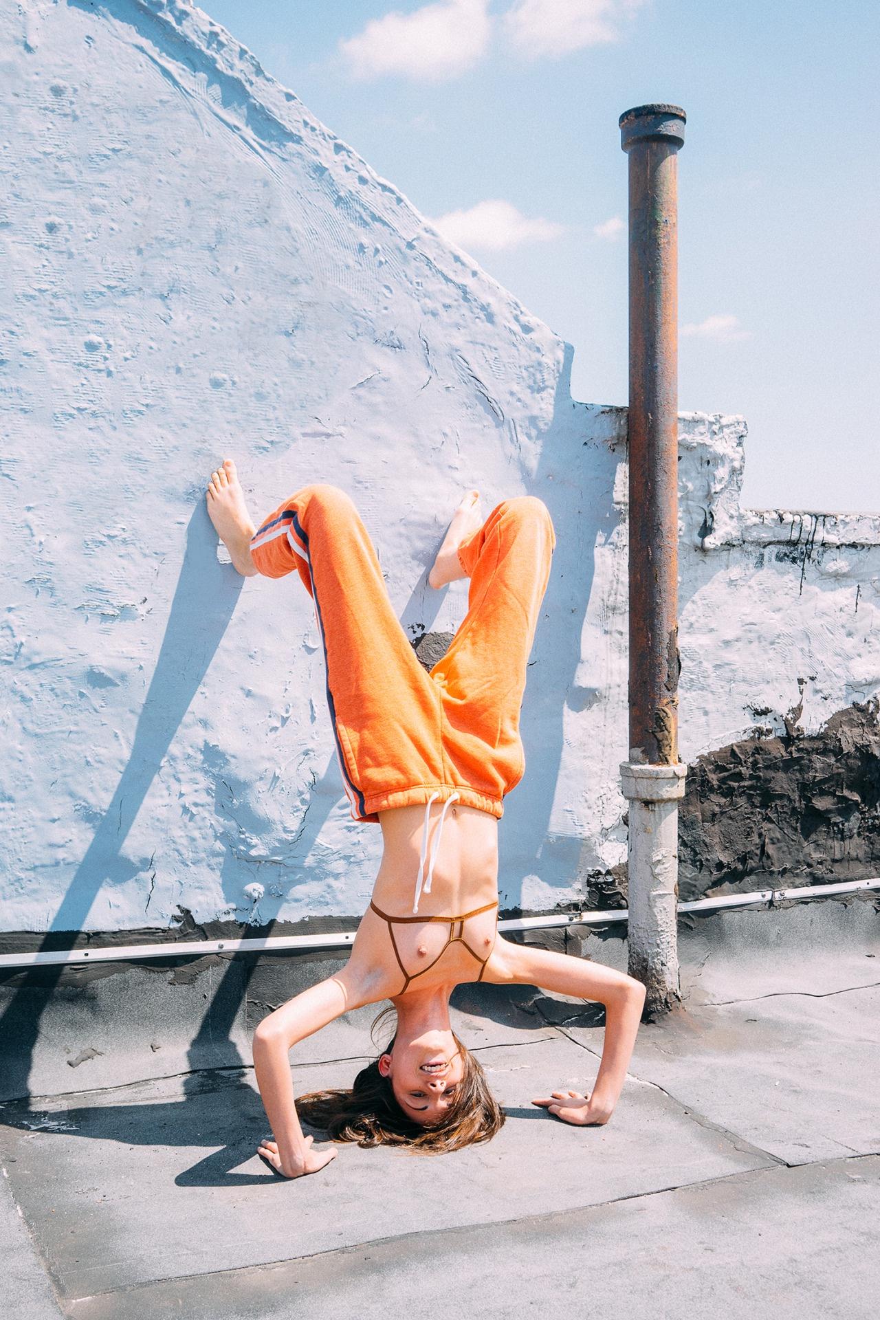 strappy handstand | Scrolller