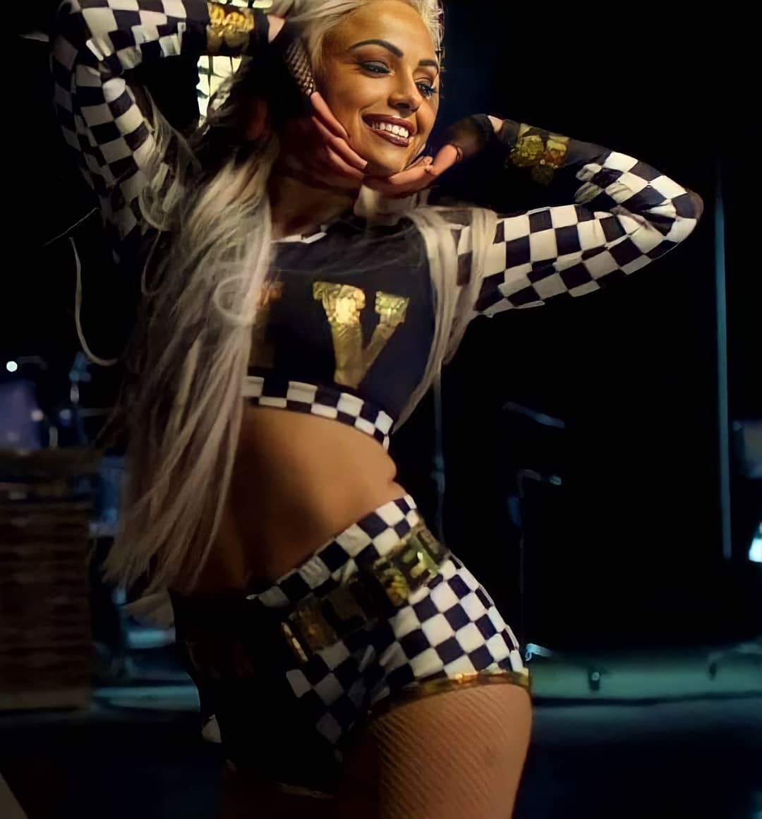 Striking a pose! | Scrolller