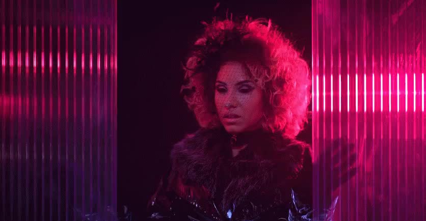 Strip tease. | Scrolller