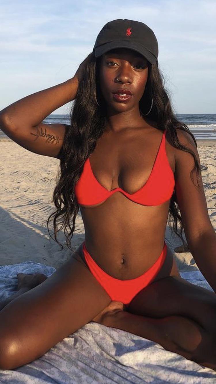 Stunner on the beach | Scrolller