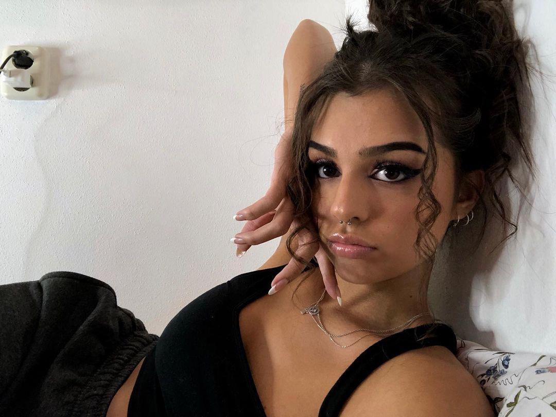 Arunya_Guillot | Pictures | Scrolller