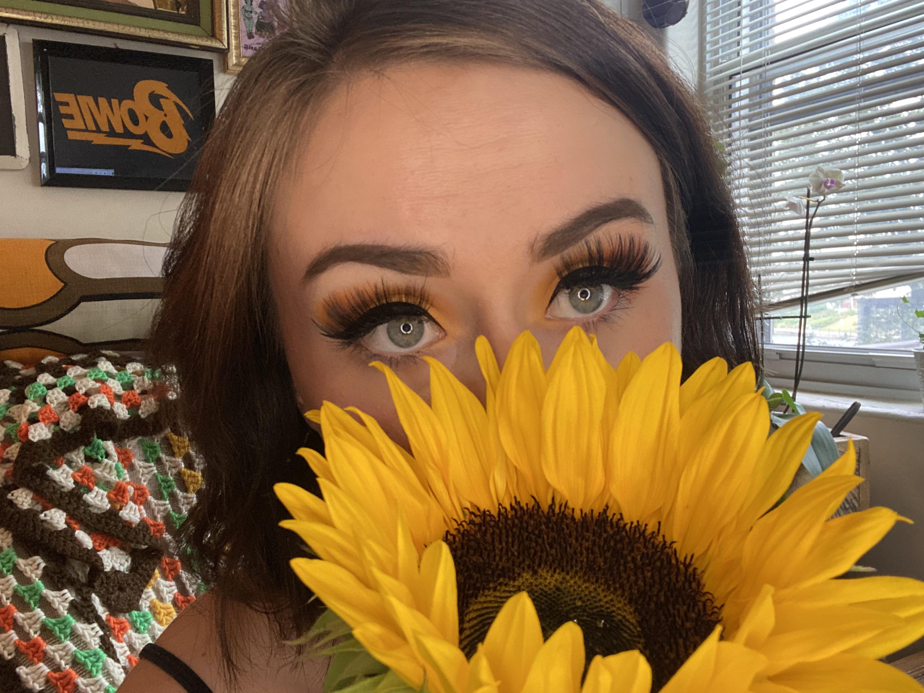 Sunflower eyes🌻 (20 F) | Scrolller