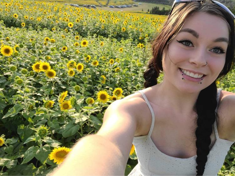 Sunflowers are so pretty ️ | Scrolller