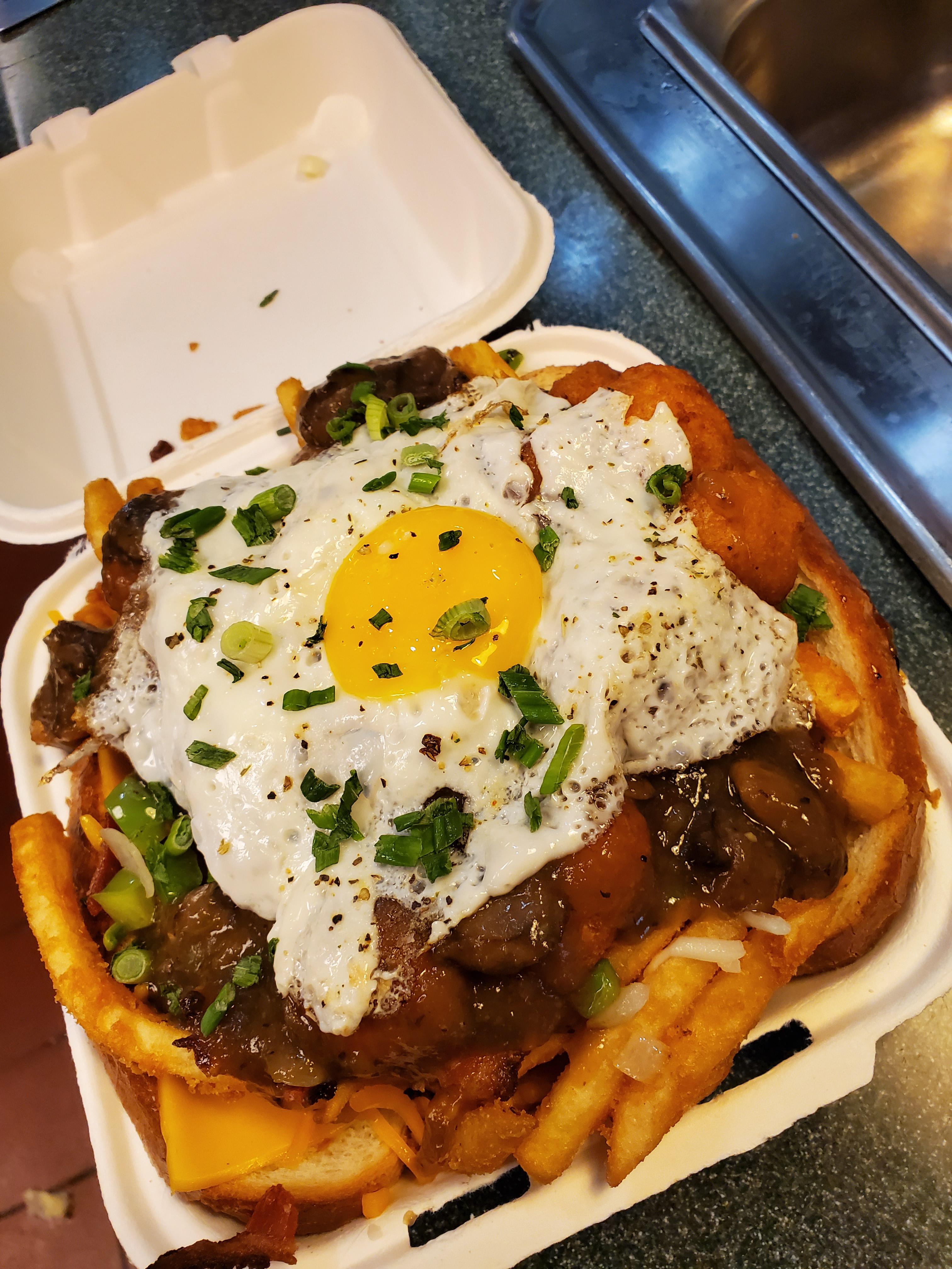 Sunny side on poutine | Scrolller