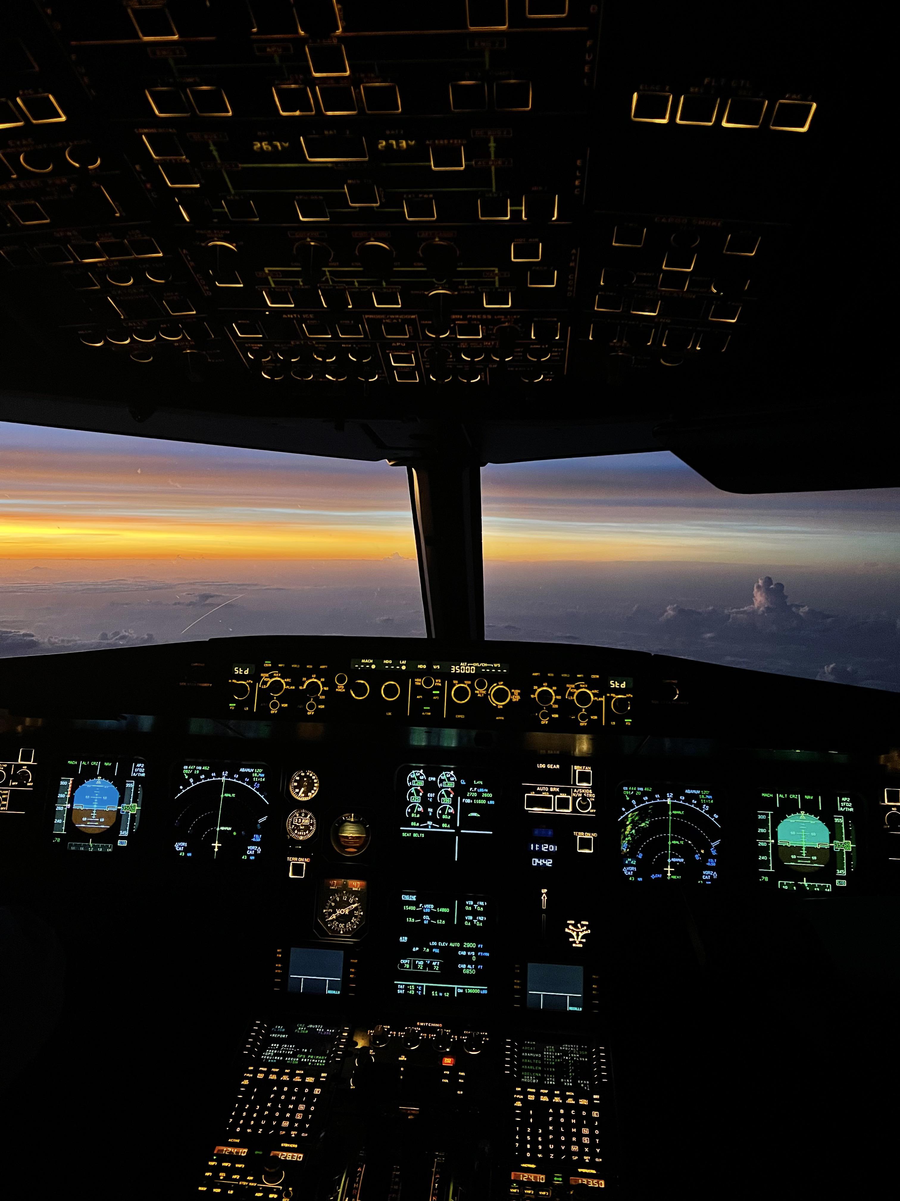 Sunrise this morning to Costa Rica at 38,000 feet (11.59 km) in the flight deck of an Airbus 321 ...