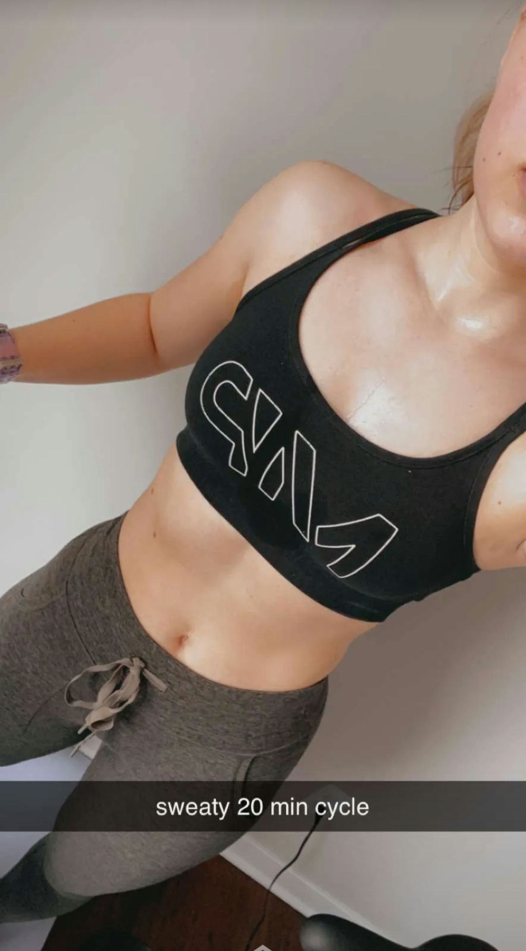 Sweaty pineapple 🍍 | Scrolller