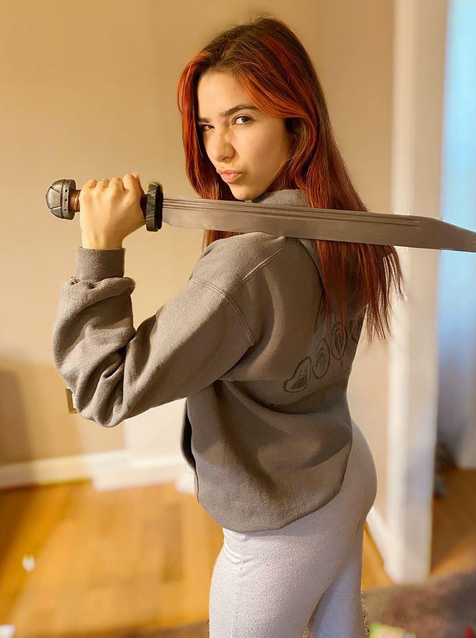 SwordsWoman Glow | Scrolller