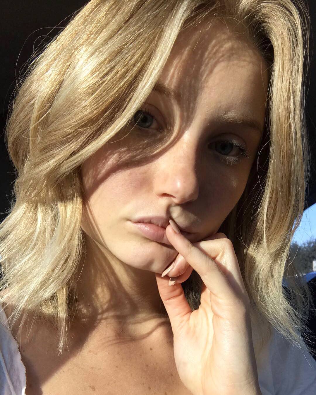 Sydney Van Til | Scrolller