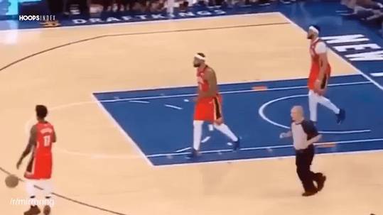 Synchronized jogging | Scrolller