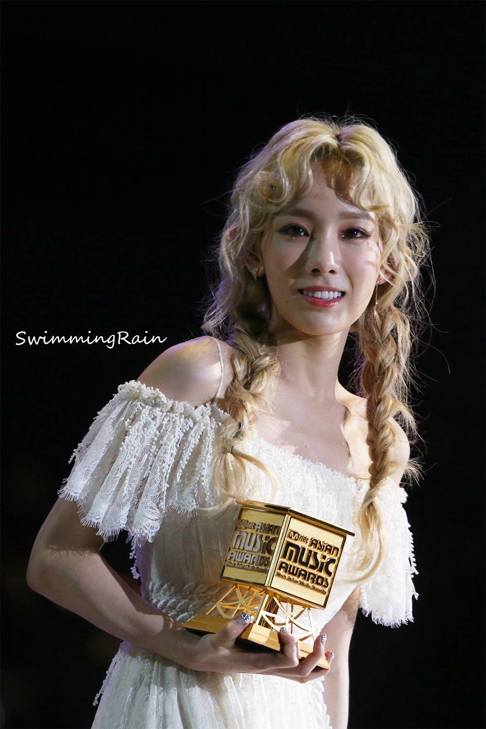 Taeyeon holding her award | Scrolller
