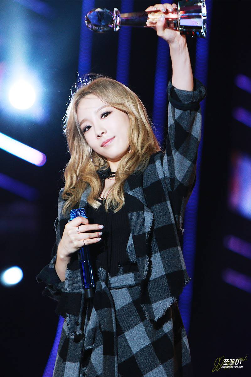 Taeyeon Holding her Trophy! | Scrolller