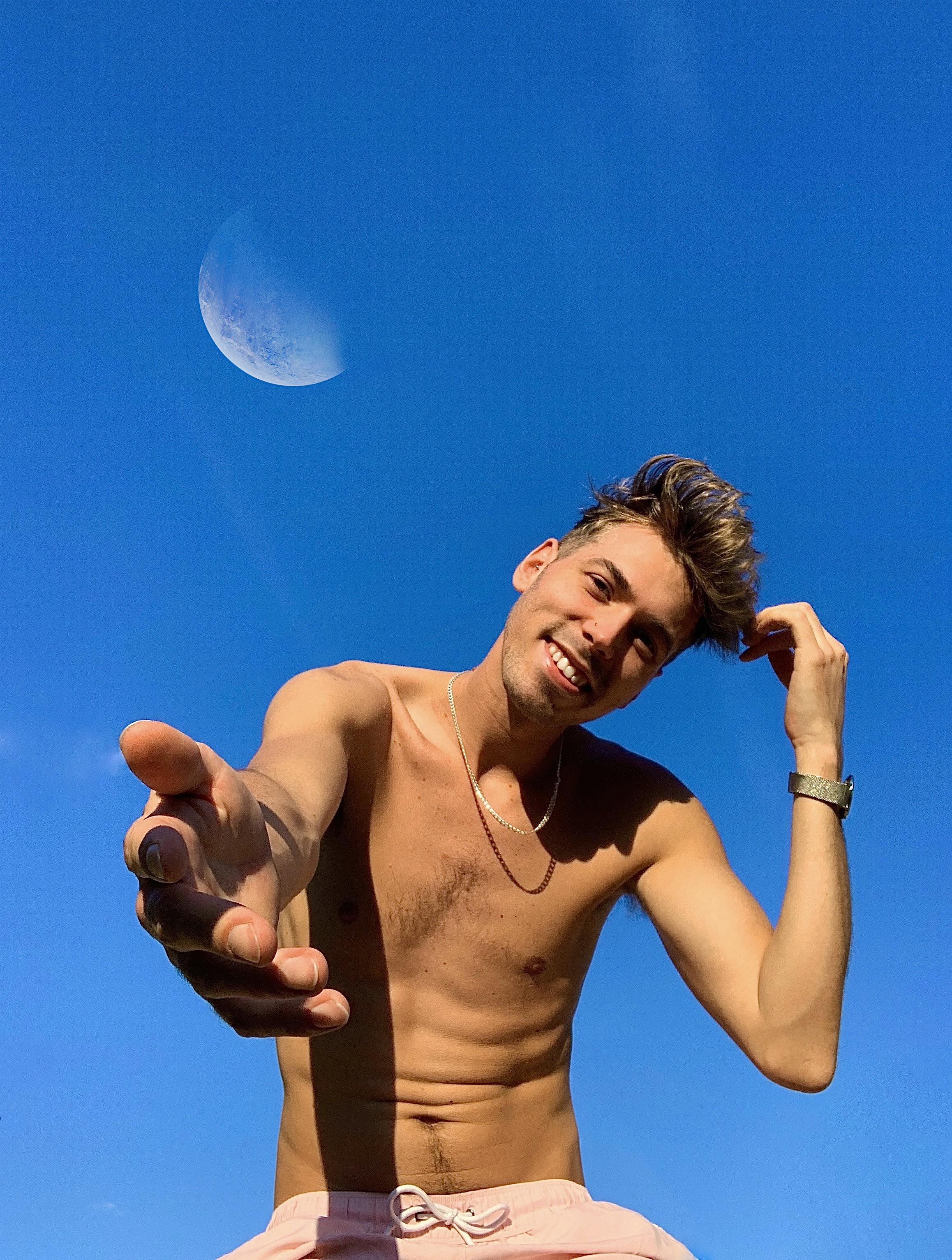 Take me to the moon 🌙 | Scrolller