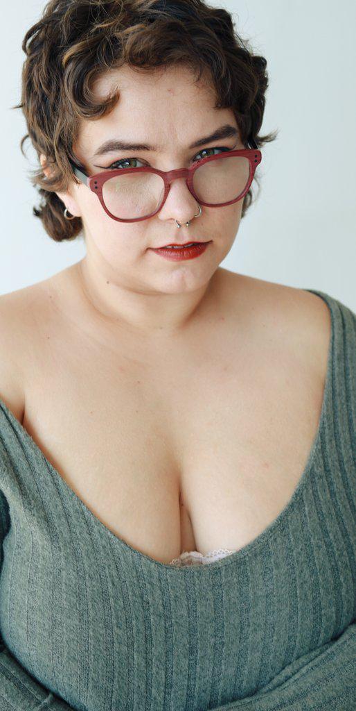 Cleavage love | Scrolller