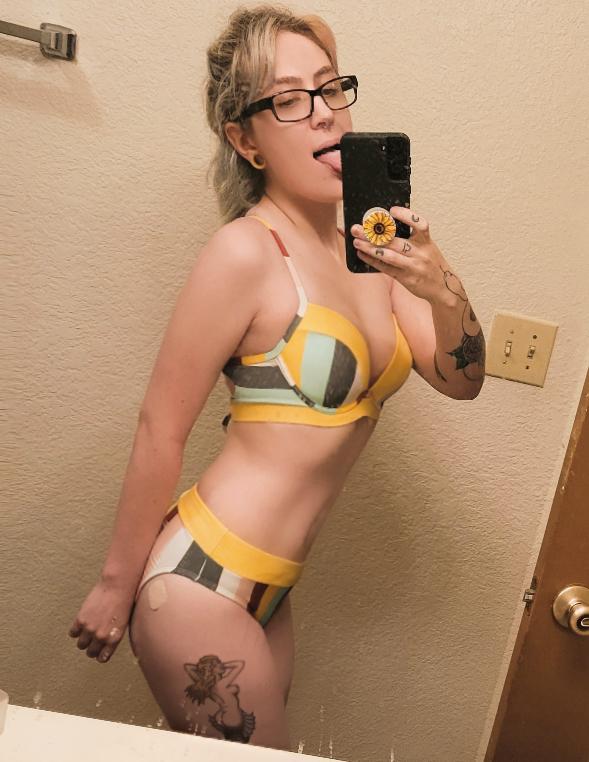 Taking a late night dip in the pool 😊 | Scrolller