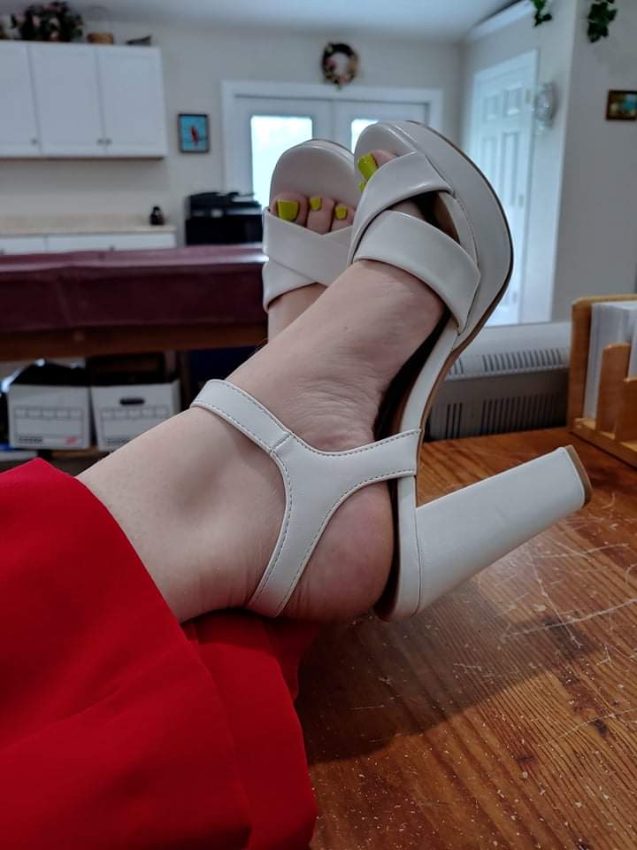 Taking a little break at work | Scrolller