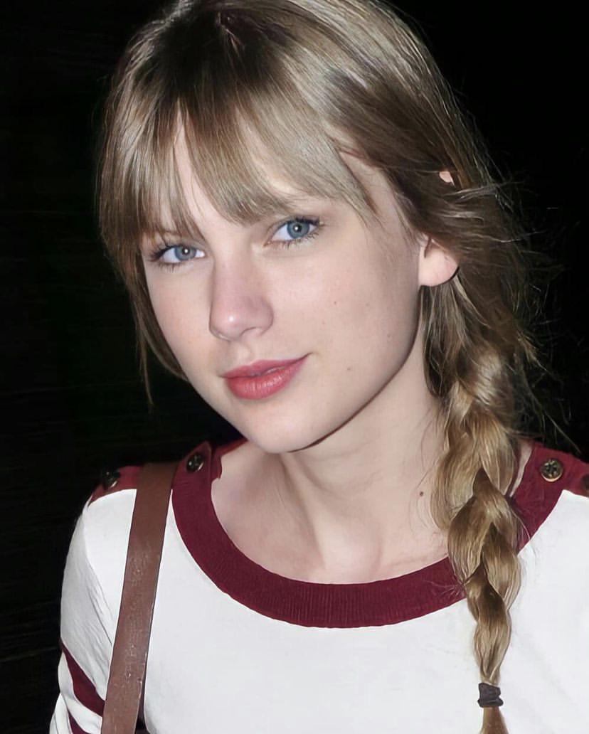 Little to no makeup suits her well | Scrolller