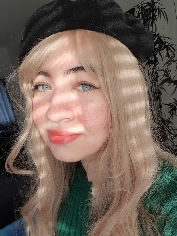 That eye color with that lipstick??H yea | Scrolller