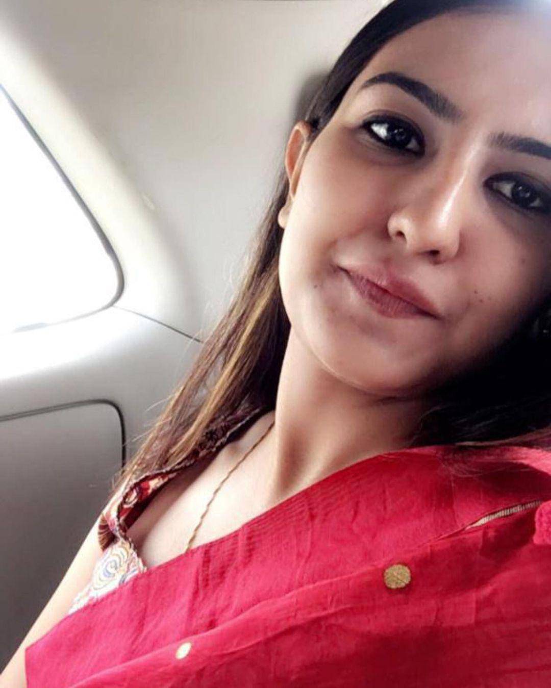 That gap in blouse and those perfect lips for BJ 😍 | Scrolller