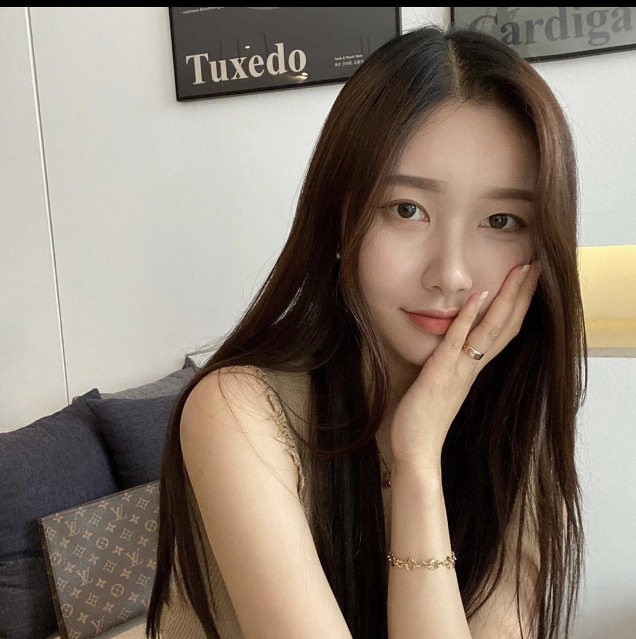 That gaze | Scrolller