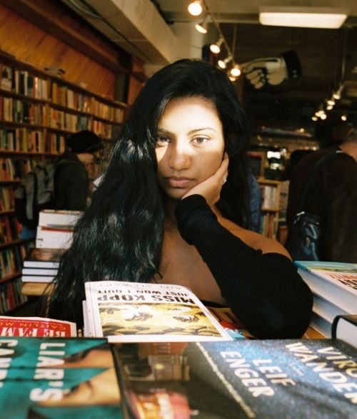 That Girl At The Bookstore Scrolller