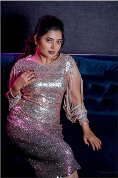 That inviting look.... uffff.... | Scrolller