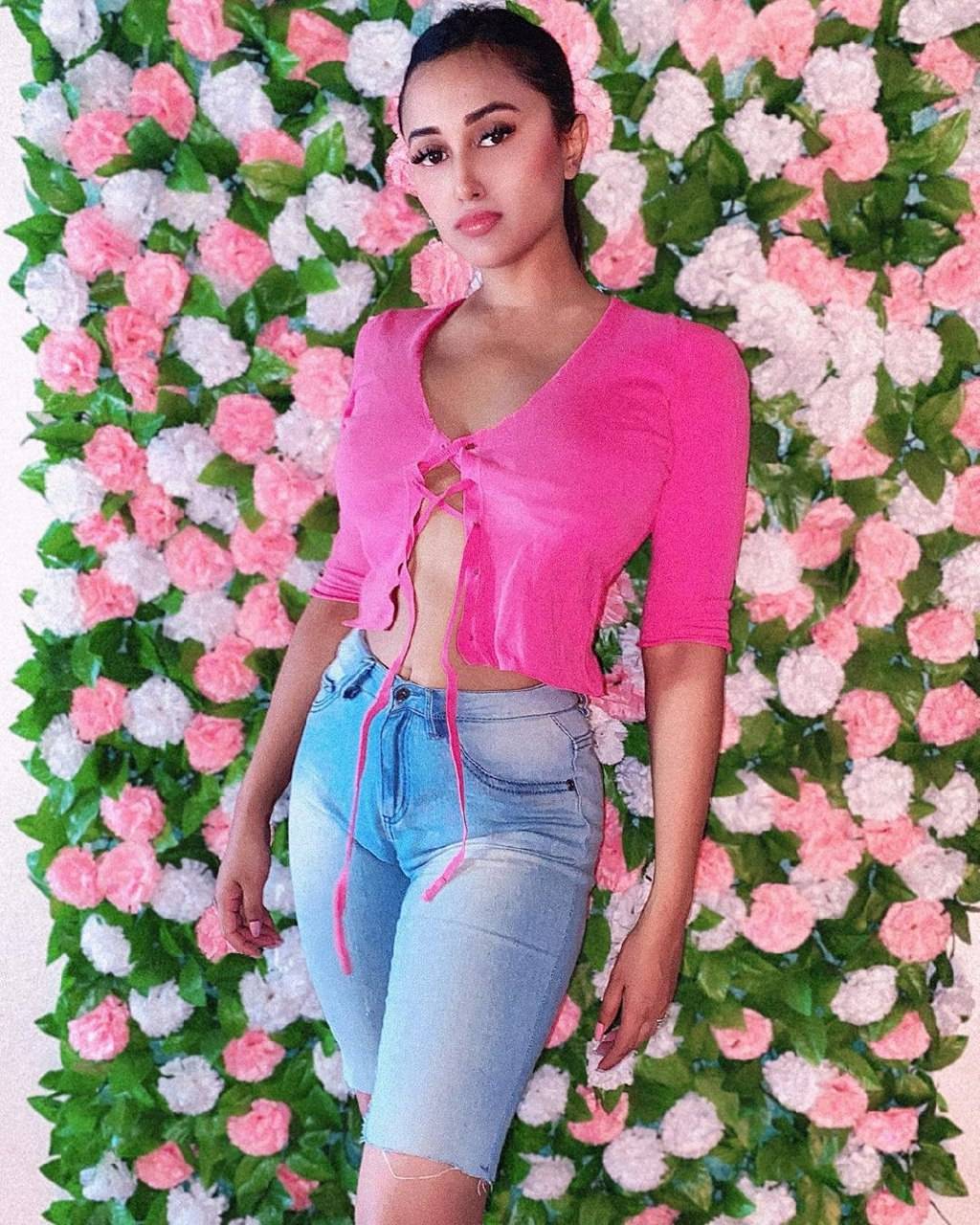 That top and the Camel Toe 😍 | Scrolller