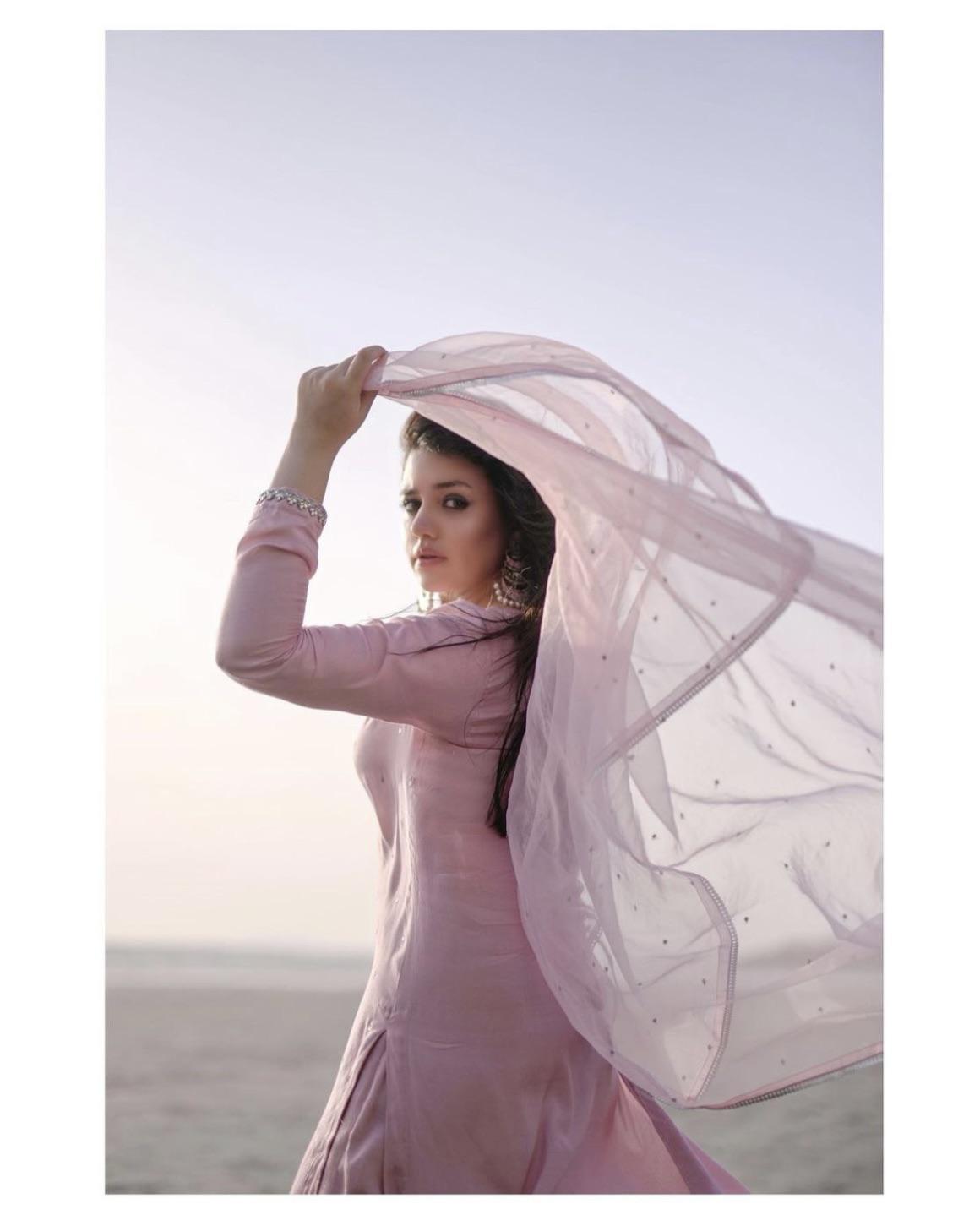 The boob on Zara Noor Abbas looks so squeezable | Scrolller