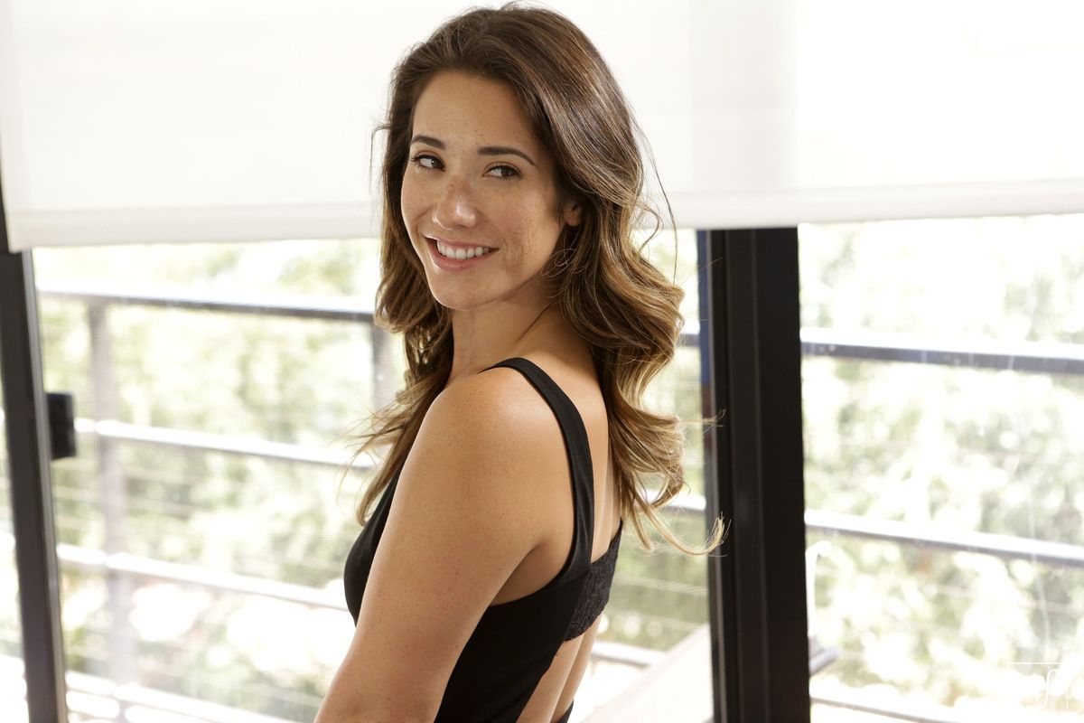 Eva Lovia Scrolller