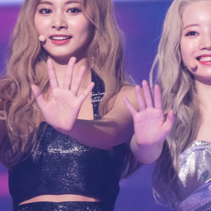 the hand difference between Tzuyu and Dahyun lmao | Scrolller