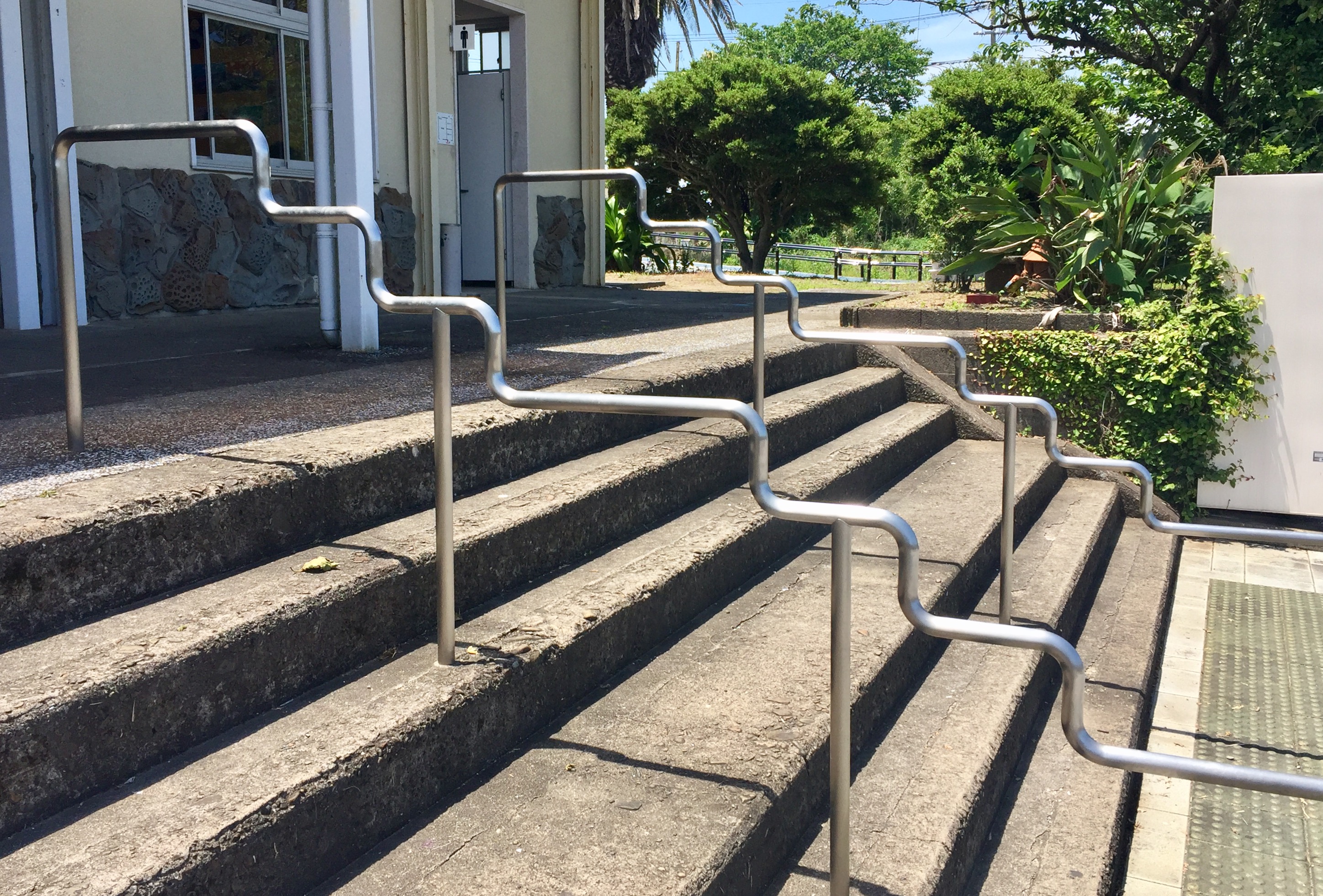 The handrails on these steps are the exact same shape as the steps | Scrolller