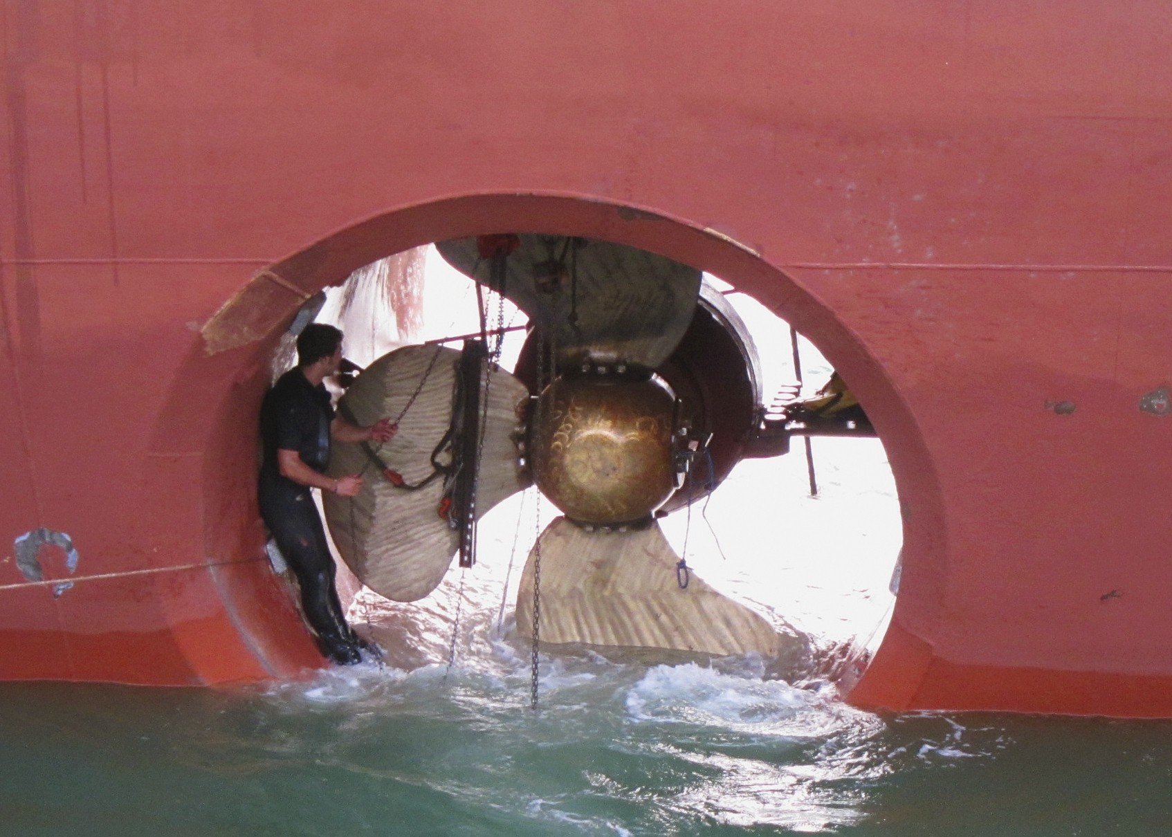The Hydrex support team replaces a bow thruster in place [1694 x 1210] | Scrolller